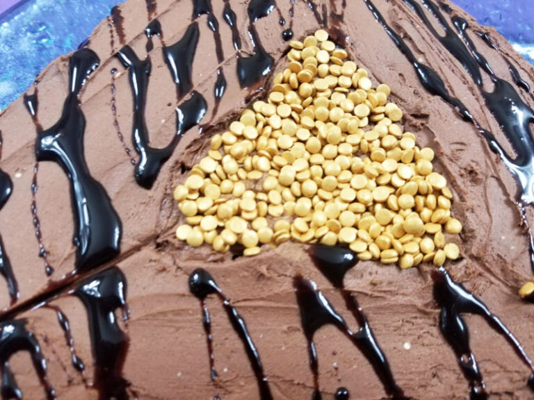 Purim Cake that's insanely easy to make! - Jewish Moms & Crafters