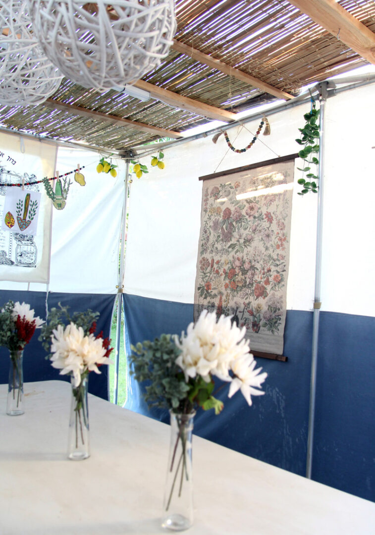 Cool Sukkah Decorating Ideas - Jewish Moms & Crafters