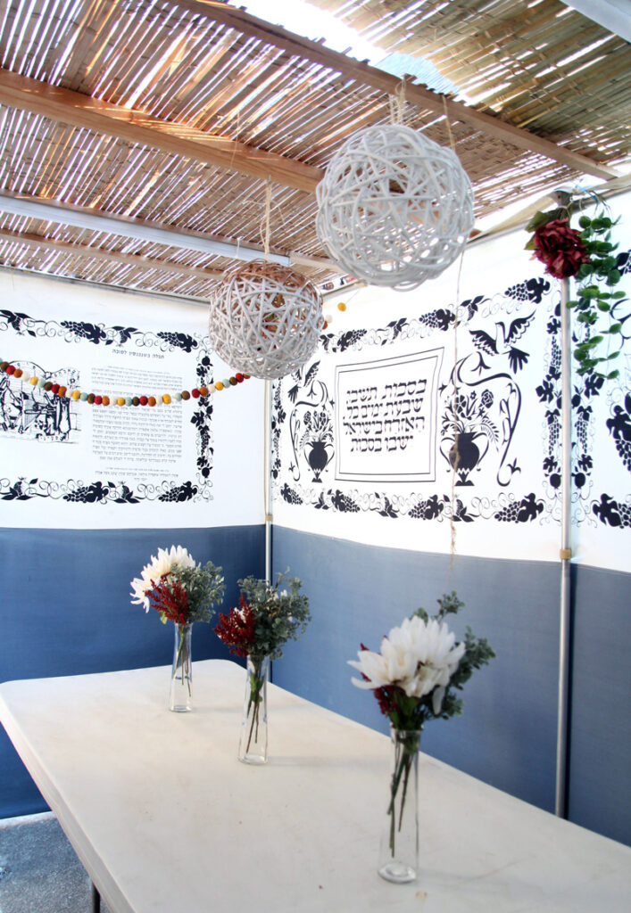 Cool Sukkah Decorating Ideas - Jewish Moms & Crafters