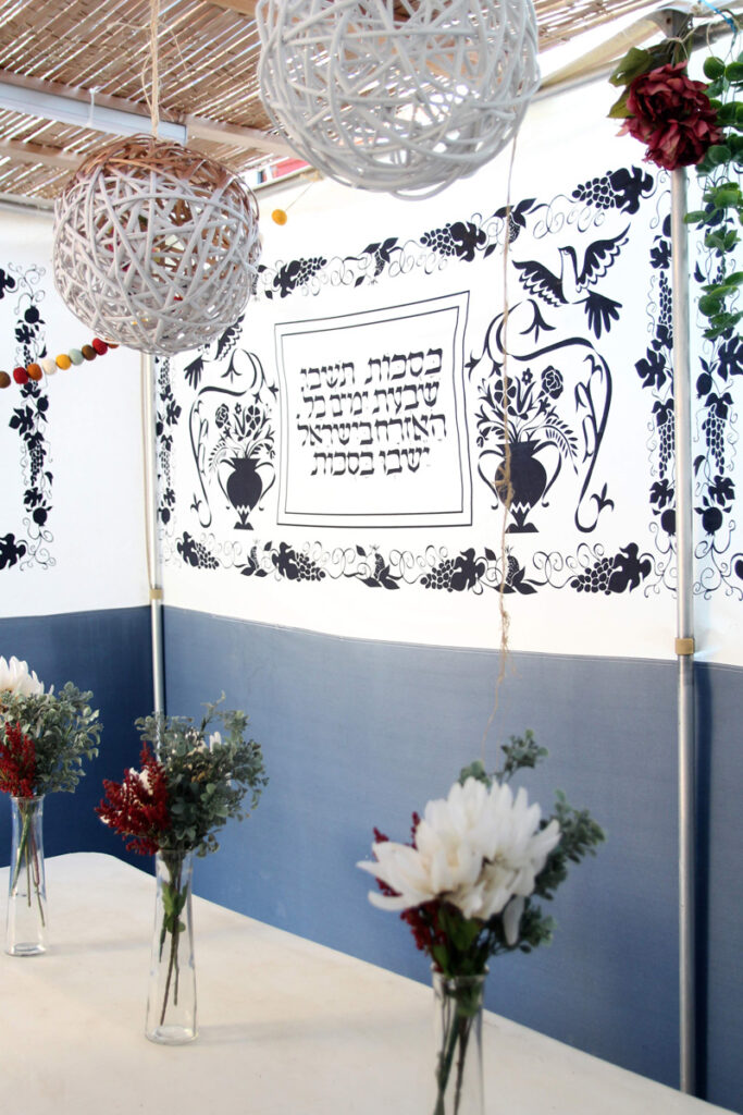 Cool Sukkah Decorating Ideas - Jewish Moms & Crafters