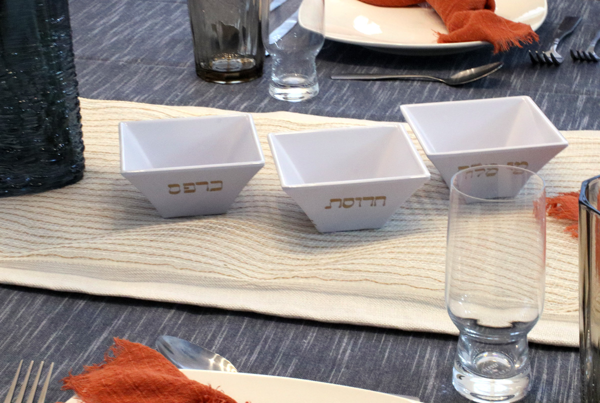 Passover Seder Tablescape - Jewish Moms & Crafters