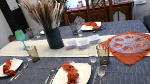 Passover Seder Tablescape - Jewish Moms & Crafters