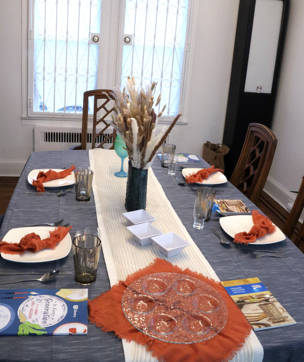 Passover Seder Tablescape - Jewish Moms & Crafters