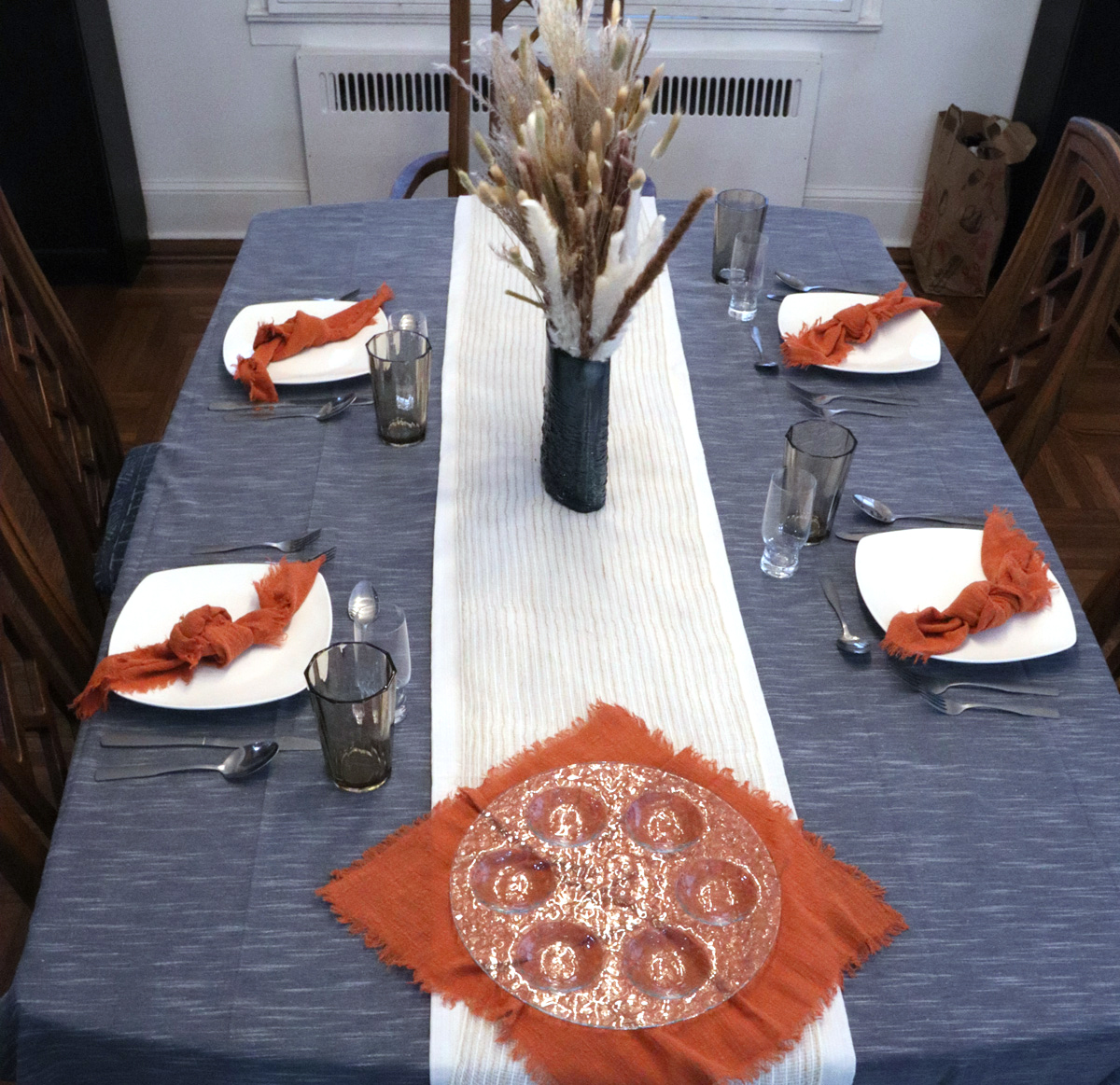 Passover Seder Tablescape - Jewish Moms & Crafters