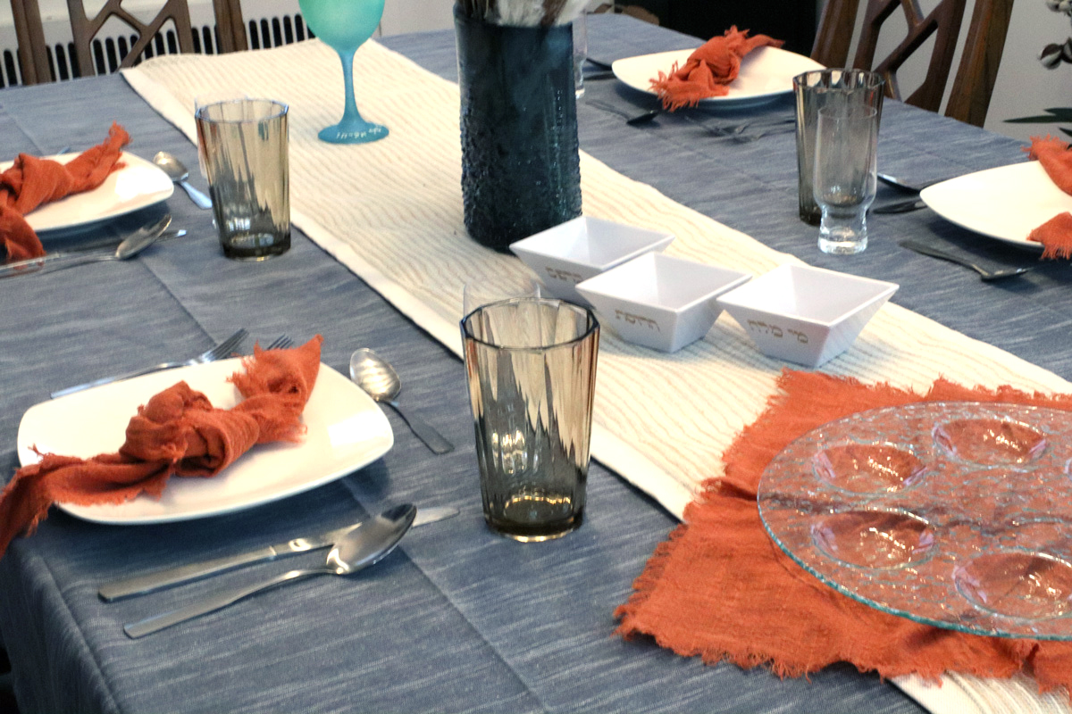 Passover Seder Tablescape - Jewish Moms & Crafters