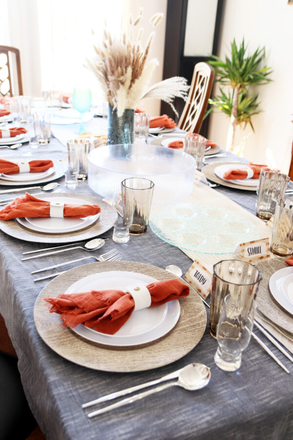 Passover Seder Tablescape - Jewish Moms & Crafters