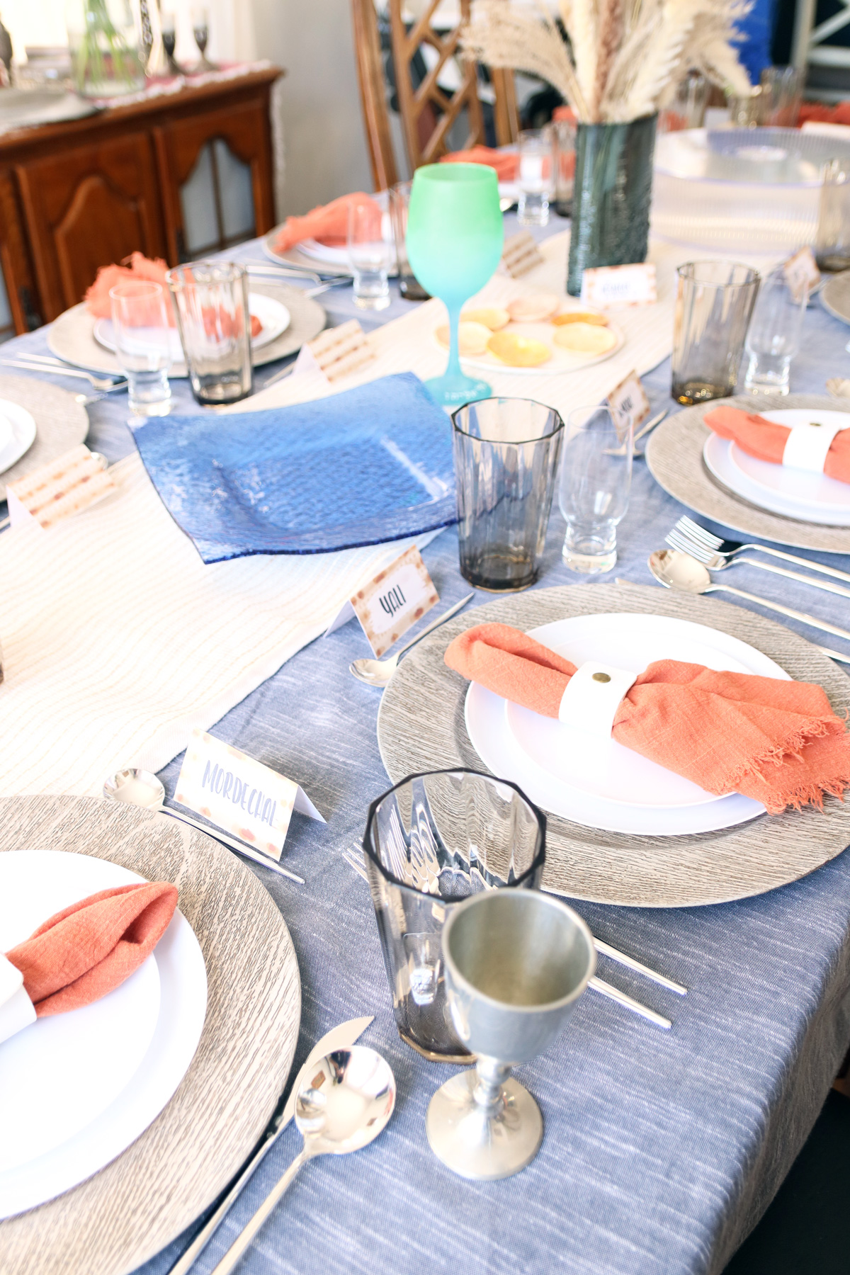 Passover Seder Tablescape - Jewish Moms & Crafters