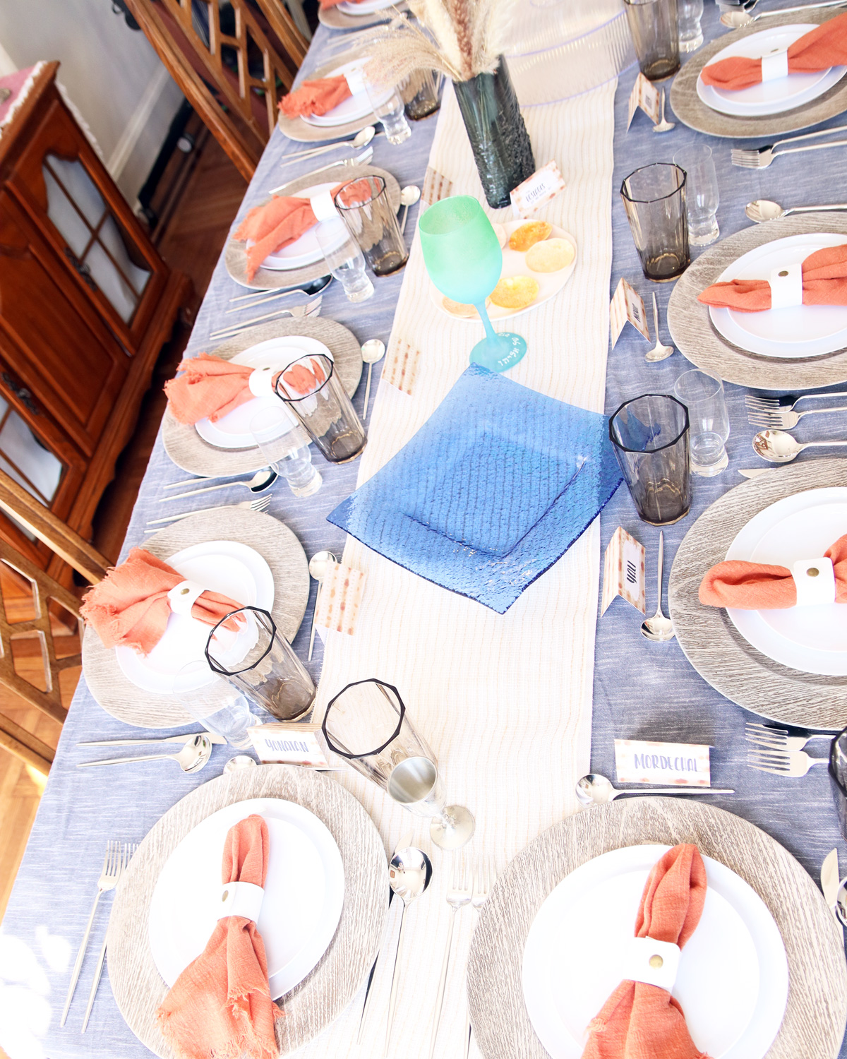 Passover Seder Tablescape - Jewish Moms & Crafters