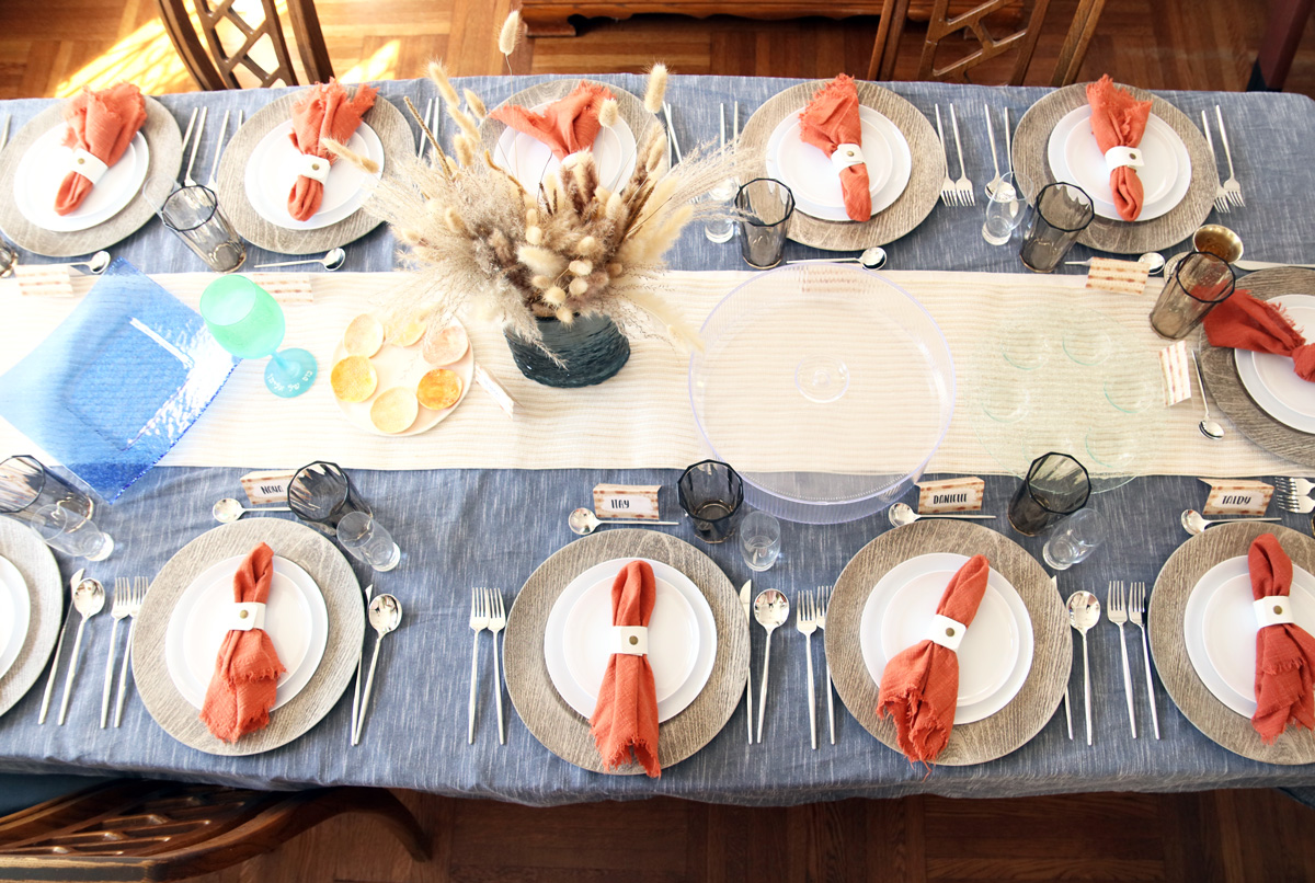 Passover Seder Tablescape - Jewish Moms & Crafters