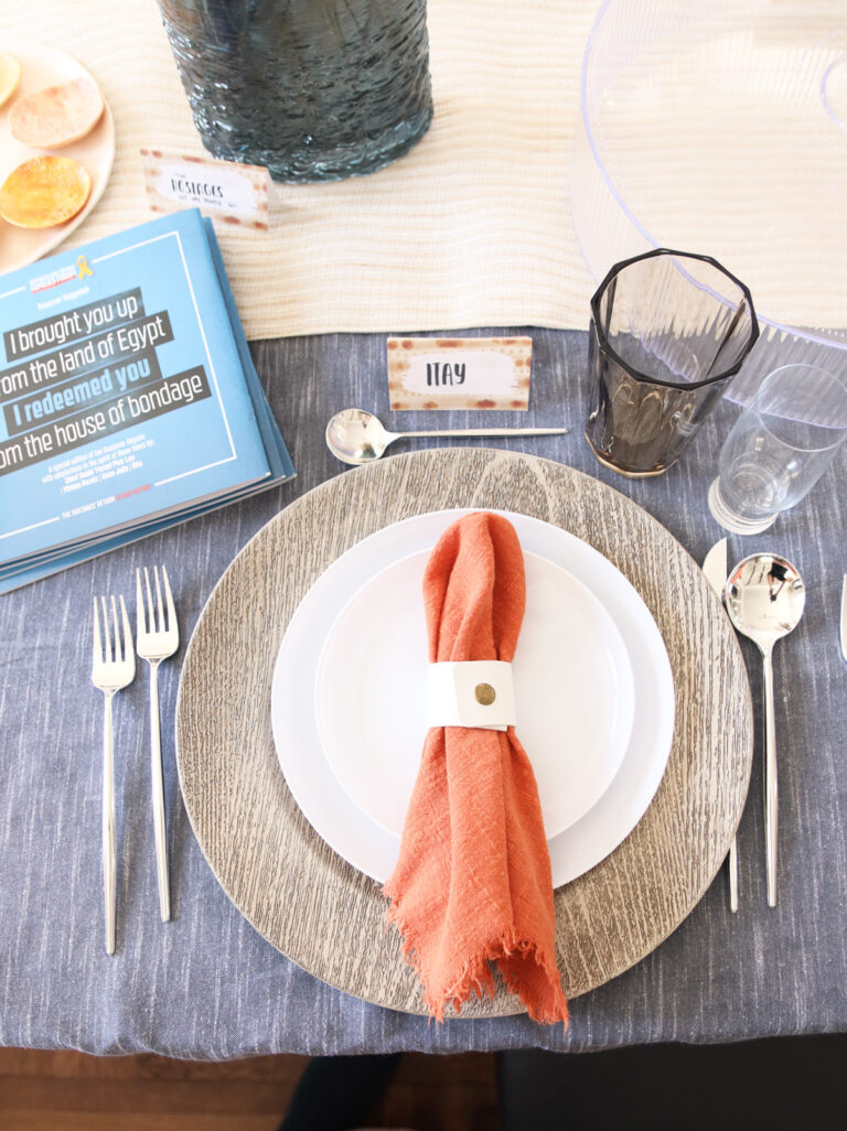 Passover Seder Tablescape - Jewish Moms & Crafters