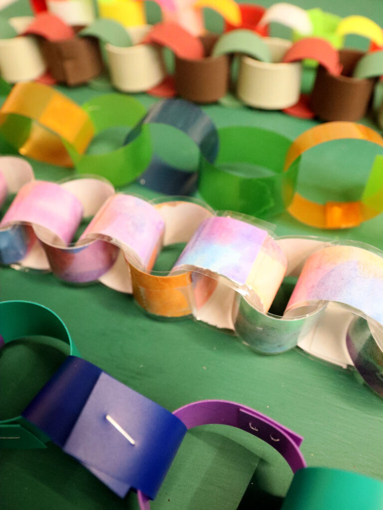 Sukkot Paper Chains - 5 Ideas for Waterproof Decorations - Jewish Moms ...